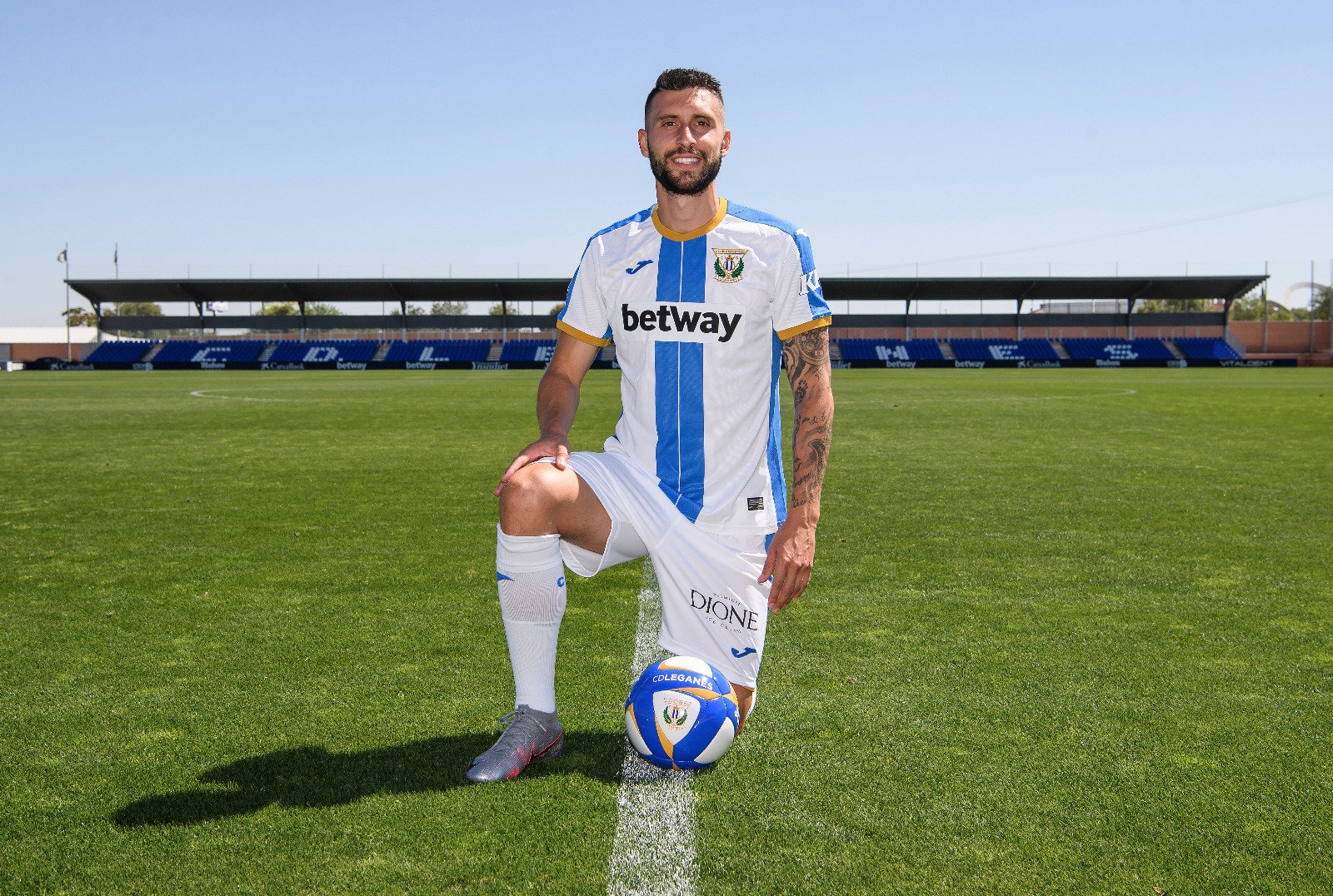 Real Oviedo desafía al Zaragoza con oferta a Borja Bastón