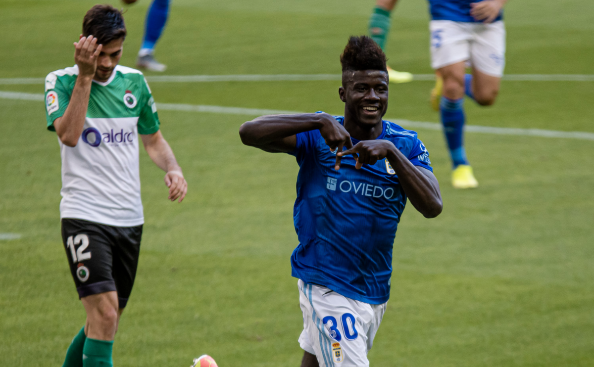 Máxima tensión en el Real Oviedo con 3 ofertas en LaLiga por Samuel Obeng