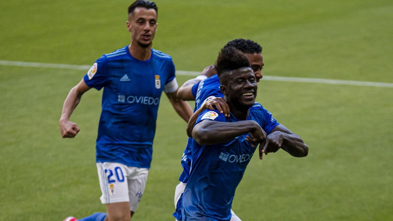Máxima tensión en el Real Oviedo con 3 ofertas en LaLiga por Samuel Obeng