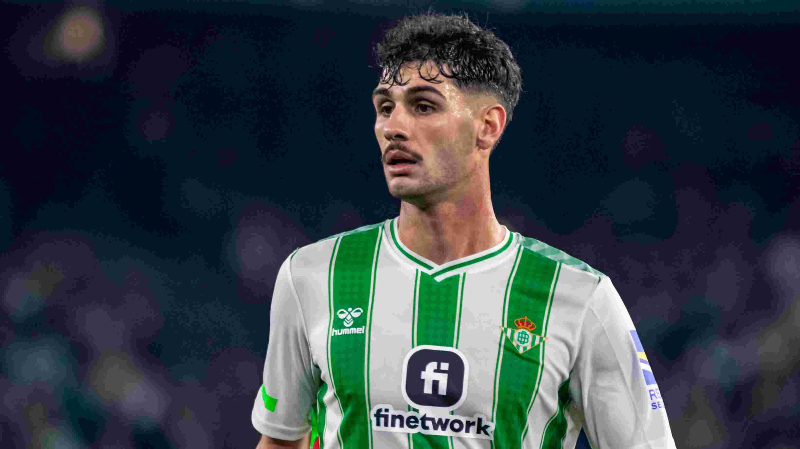 Johnny Cardoso el criterio excepcional con el balón en el Betis