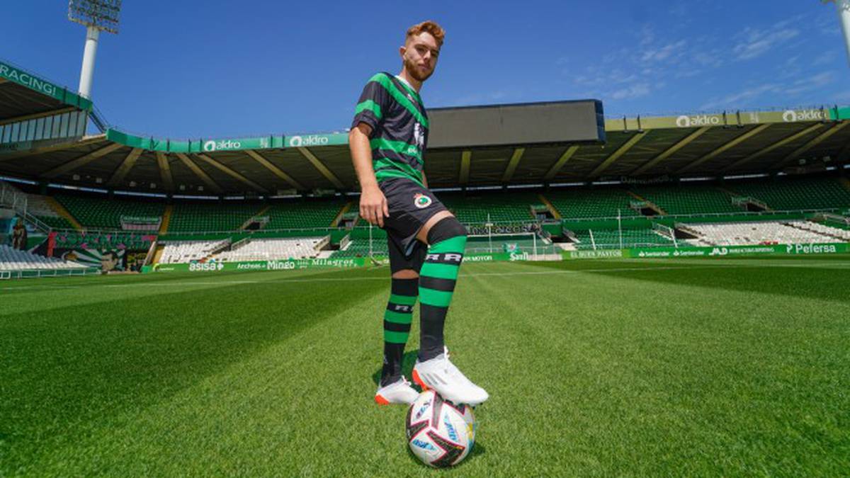 Peque sube a las oficinas del Racing con oferta de LaLiga