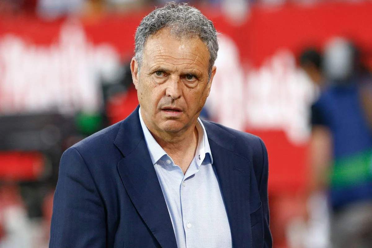 El Sevilla lanza a Caparrós para desgastar al Betis